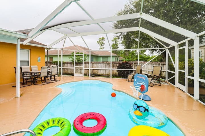 15 Mi To Melbourne: Palm Bay Home W/ Pool & Lanai - Palm Bay, FL