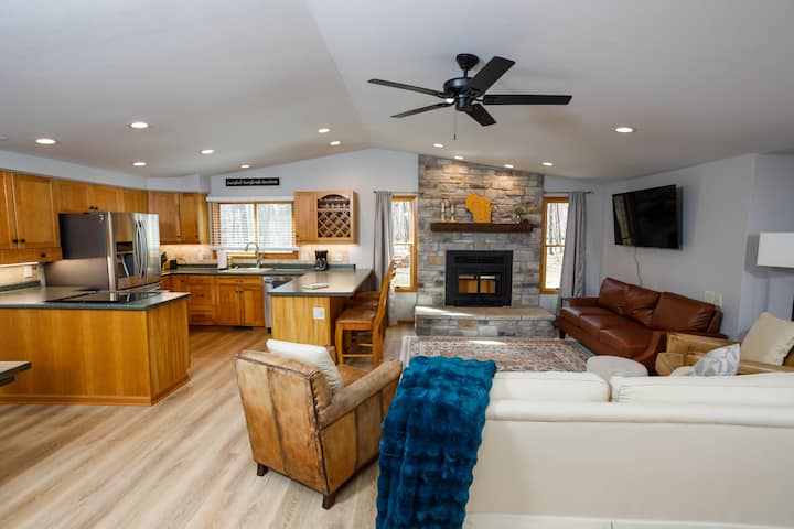 Private Home In Egg Harbor-sleeps 13 With Fire Pit - Baileys Harbor, WI