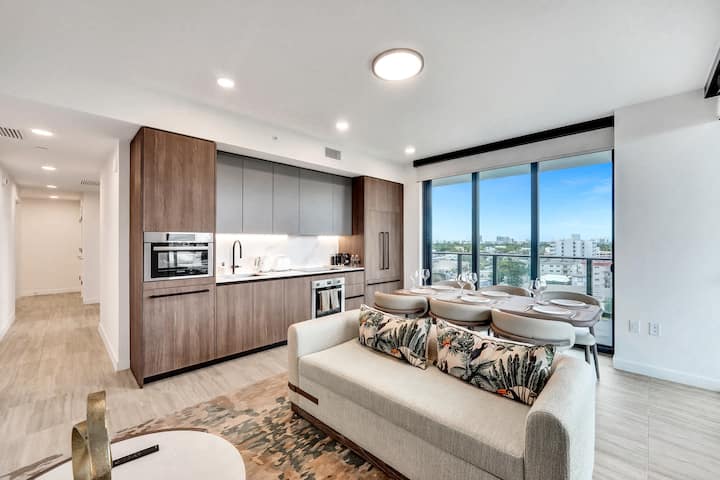 Stylish 3br Retreat With Balcony – Walk To Beach! - Miami Beach, FL