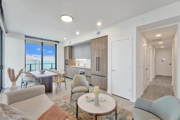 Expansive 4-bedroom Condo Steps From The Beach Wit - Miami Beach, FL