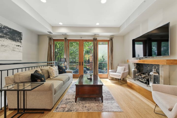 Spacious 3-bed West Loop Townhouse, 1 Car Garage - Chicago, IL