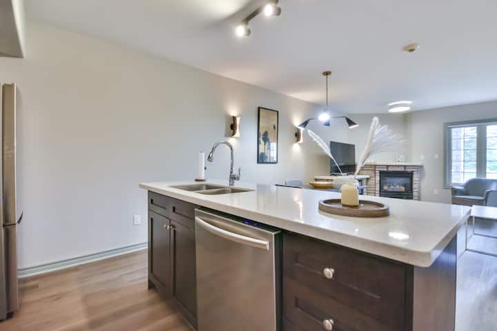 King Suite – Heated Pool, Sauna & Kitchen - Horseshoe Valley, ON