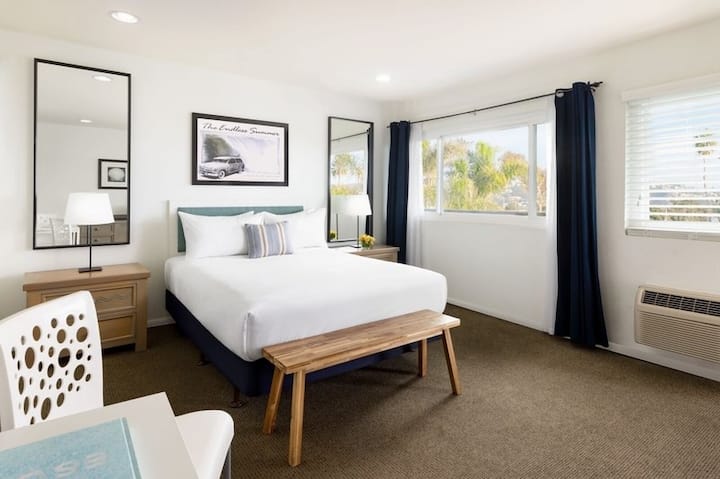 Enjoy Ocean Stay Where Pets Are Welcome Too - Laguna Beach, CA