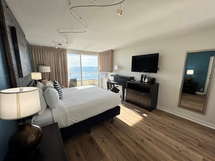 Clean, Coastal Room W/ Outdoor Swimming Pool - Laguna Beach, CA