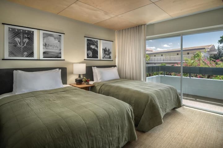 Breezy Balconies & Poolside Zen— Two Serene Rooms - Kailua-Kona, HI