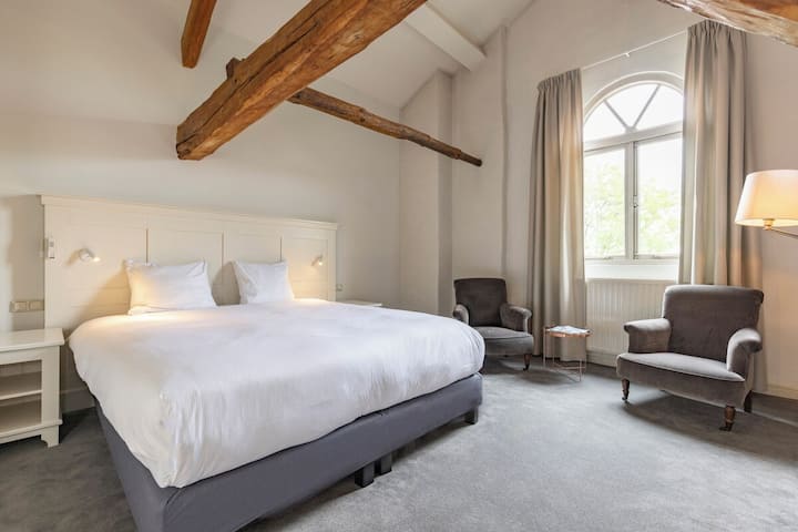 Ideal Location With Onsite Dining, Nearby Parks! - Venlo