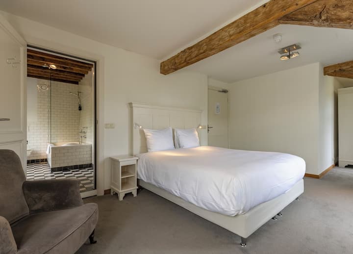 Relaxing Getaway With Dining And Free Parking! - Venlo