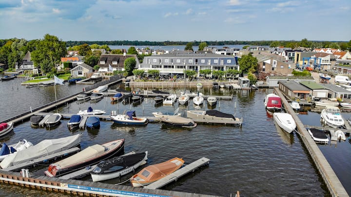 Lakeside Dining With Bikes And Canoes Nearby - Hilversum
