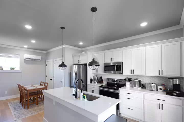 Riverwalk Townhome - 2 Full Bath & Free Parking - Chattanooga, TN