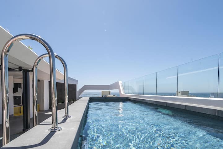 Sea Point Modern 2-bed With Ocean & Mountain Views - Camps Bay