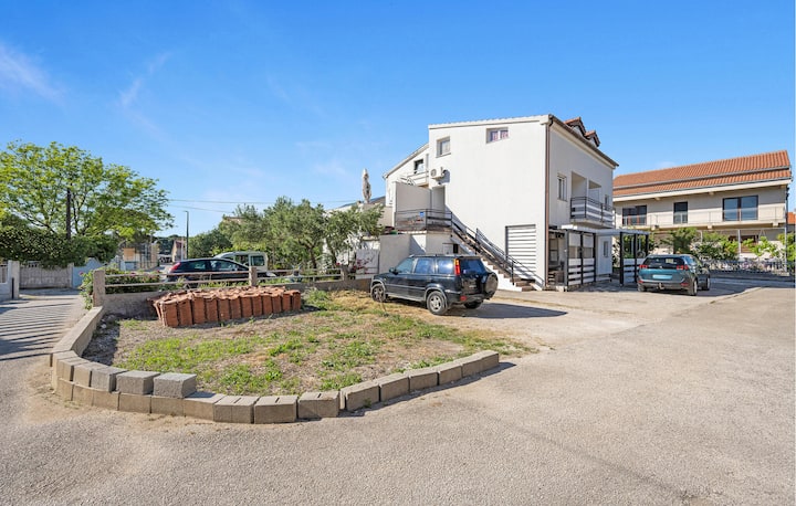 1 Bedroom Cozy Apartment In Betina - Jezera