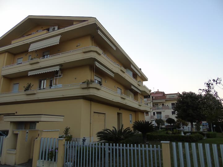 Homiday - Appartamento 20thcentury - Pineto