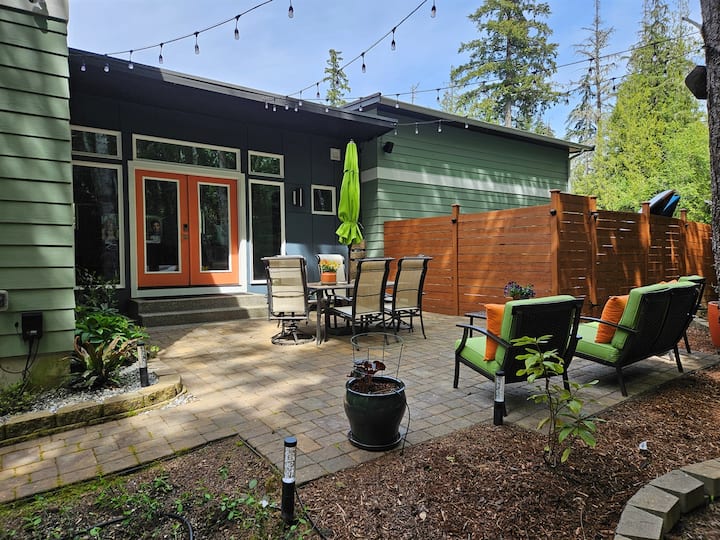Olympic Gateway: Patio, Firepit, Creek/lake Access - Shelton, WA