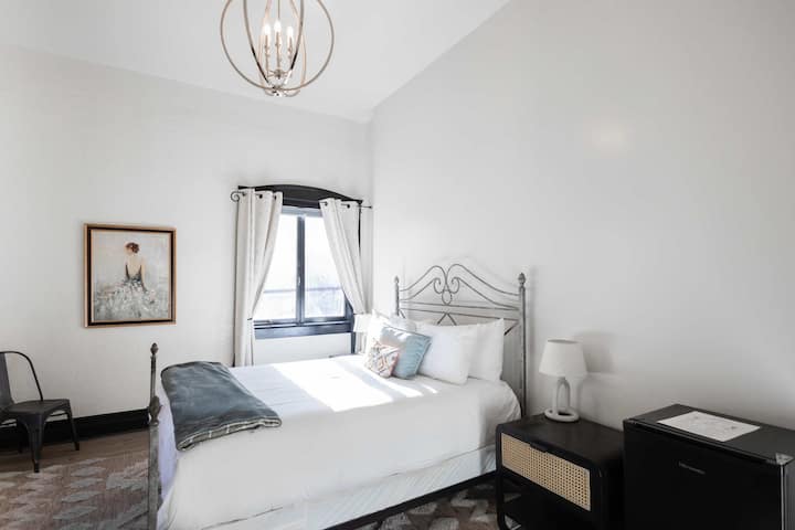 The Signature Queen With Mountain Views - Bisbee, AZ