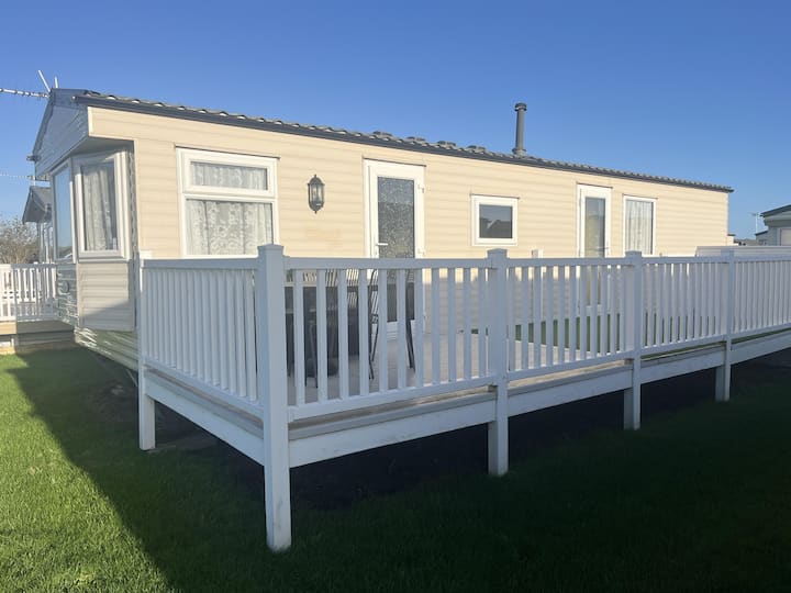 Caravan With Decking In Caister Area Ref 65054eb - Hemsby