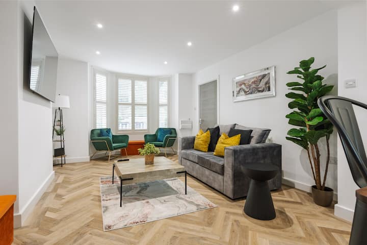 Riverside | Work-stay | Free Dedicated Parking - Guernsey