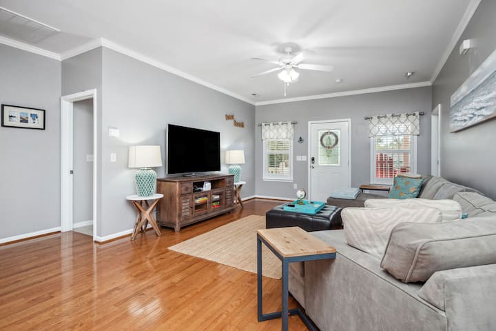 Stuck In Parrotdise: Neighborhood Coastal Retreat - Oak Island, NC