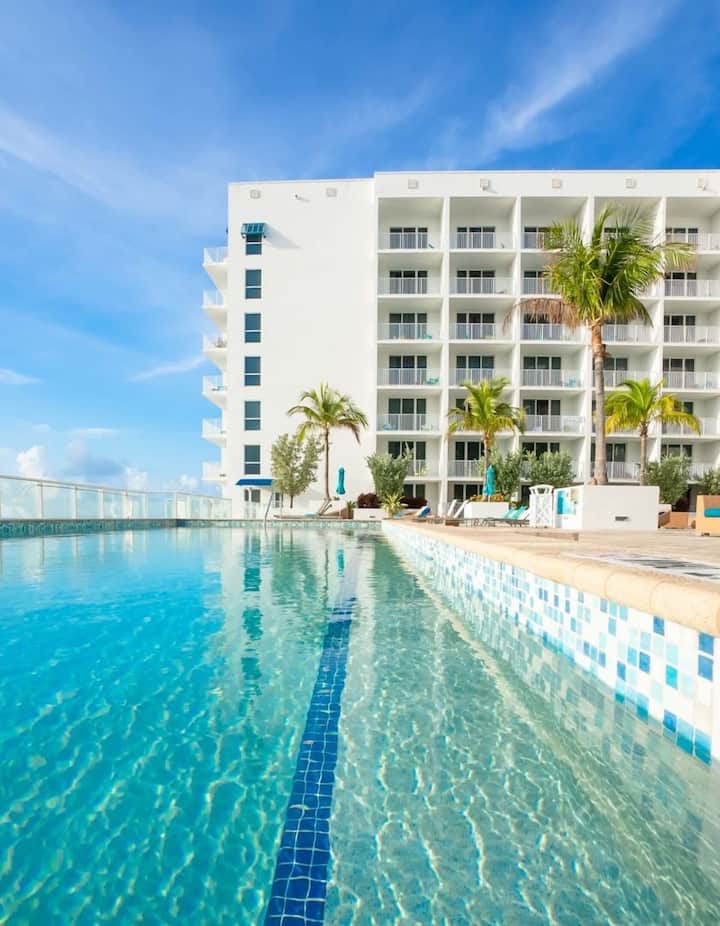 A Place You'll Surely Enjoy! 4 Units, Pool, Beach! - Hollywood, FL