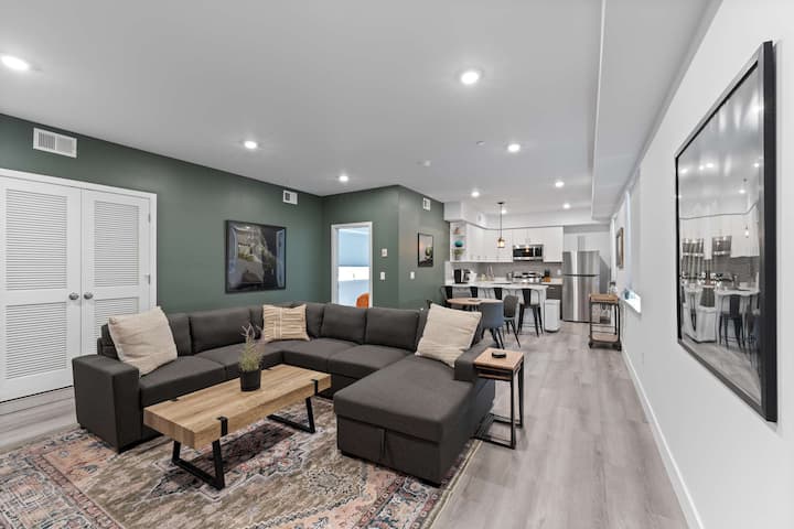 5 Bedroom, 4.5 Bath, Pool Table, Garage! - Philadelphia, PA