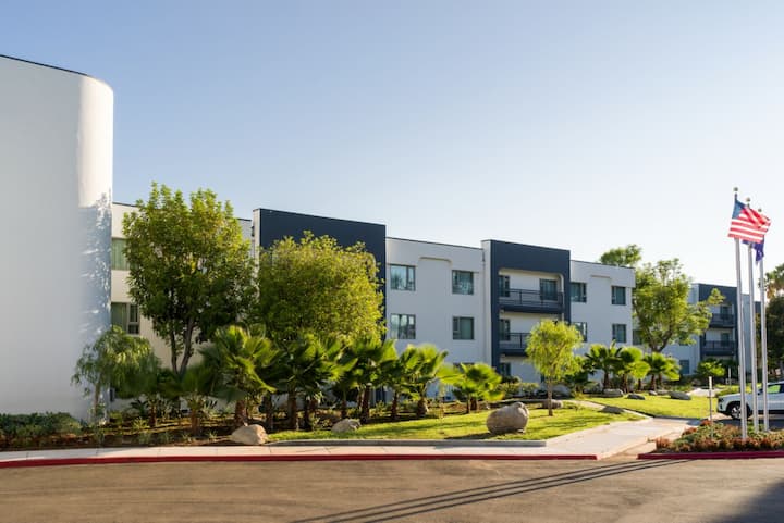 Near Ontario Convention Center + Pool & Dining - Ontario, CA