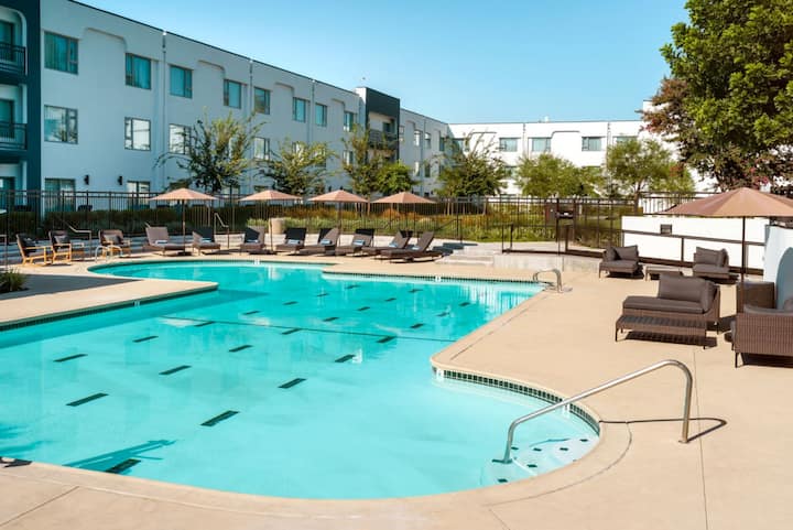 By Ont Airport + Pool. Restaurant. Shuttle. - Ontario, CA