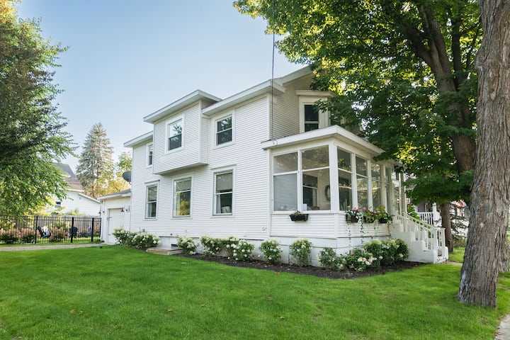Pearl: Fully Renovated: In Town Charmer: Sleep10 - Boyne City, MI