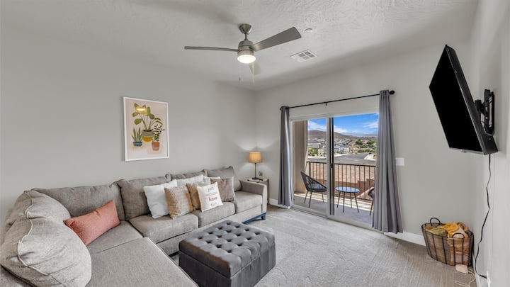 Red Rock Retreat | Hot Tub, Fire Pit & King Suites - Hurricane