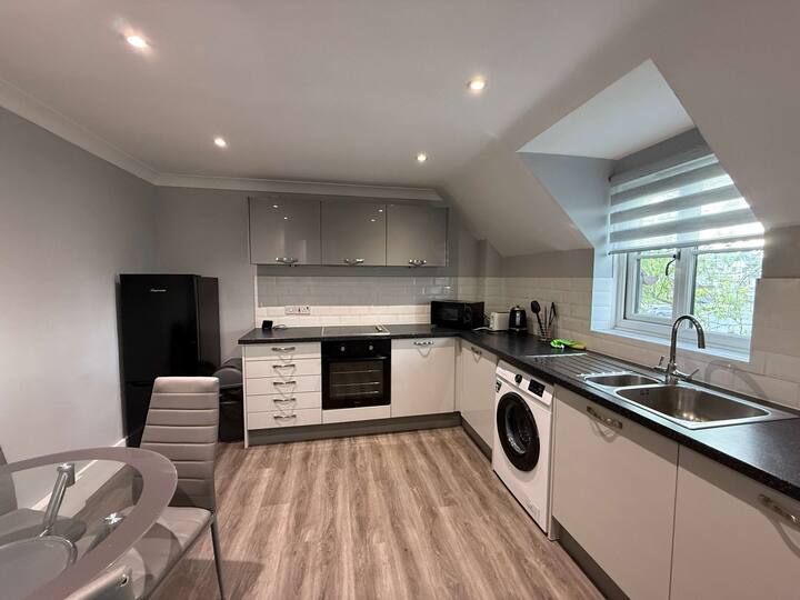 2 Bedroom Modern Apartment With Free Parking - Chelmsford