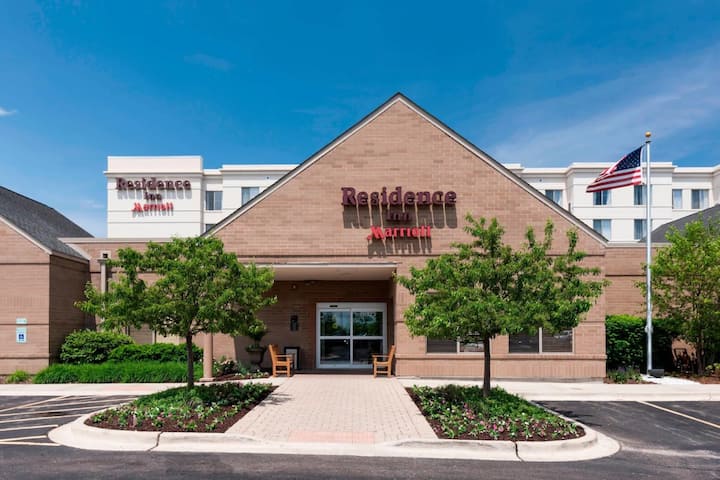 Minutes From The City + Free Breakfast & Parking - Highland Park, IL