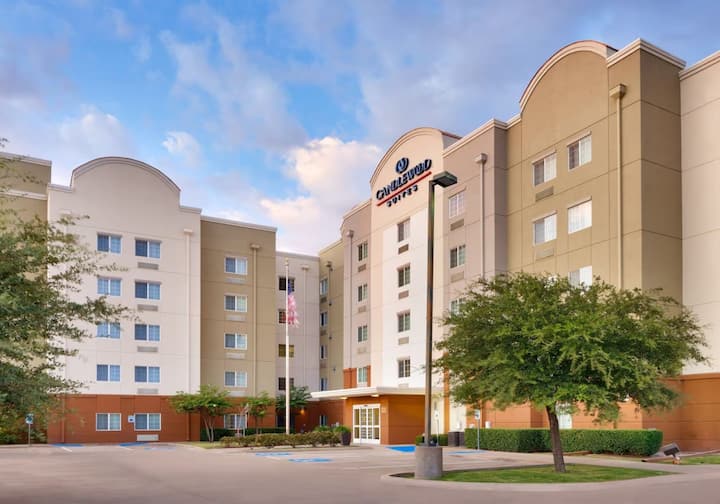 Pet-friendly Stay + Free Parking & Laundry - プレイノ, TX