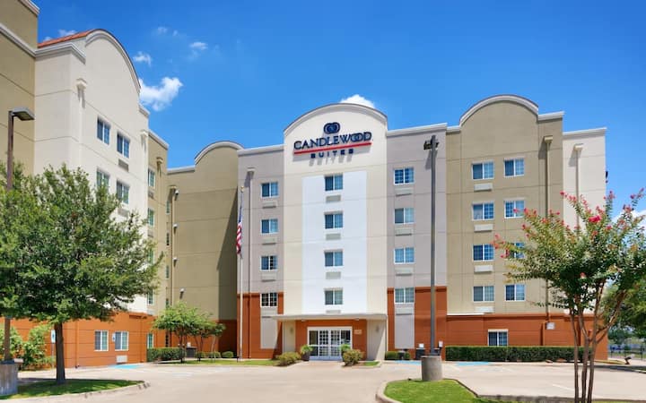 Near Downtown Plano With Free Parking & Laundry - Plano, TX