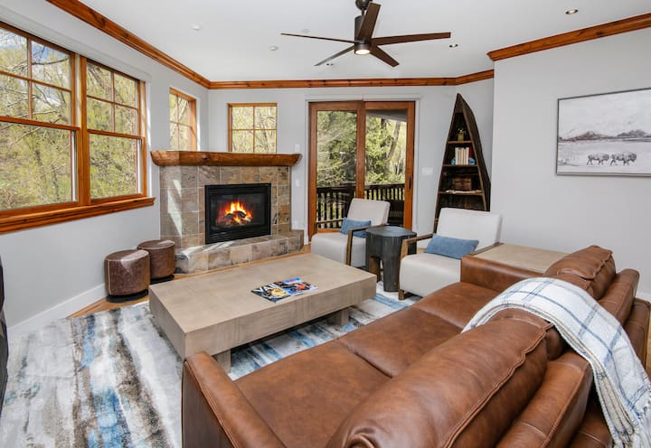 Modern Townhome On River, Pool & Hot Tub! - Avon, CO