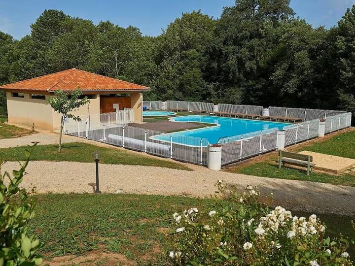 Gite Sur Un Petit Parc Avec Piscine Dans Le Lot - Lot