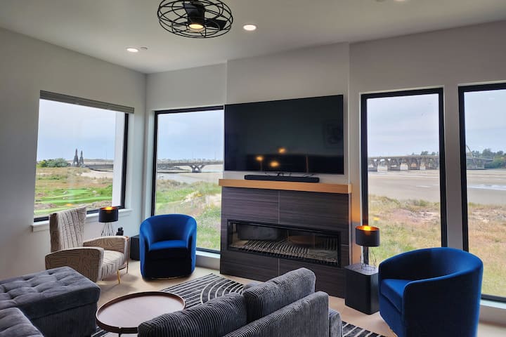 Fabulous View! Hot Tub! Dog Friendly~ Bay's Edge - Waldport, OR