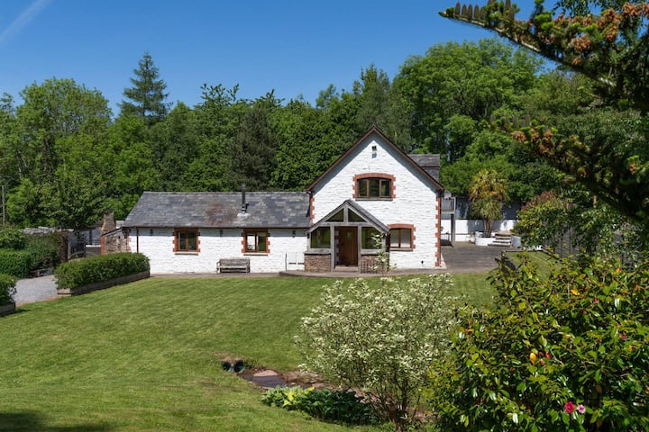White Horse Farmhouse - Luxury Retreat - Abergavenny