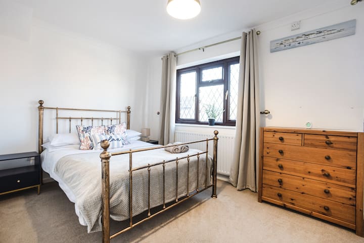 Carey House Contractors Free Parking And Wi-fi - Swindon