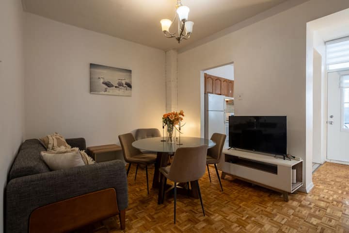 Refined Downtown Getaway A Stylish Stay - Montreal