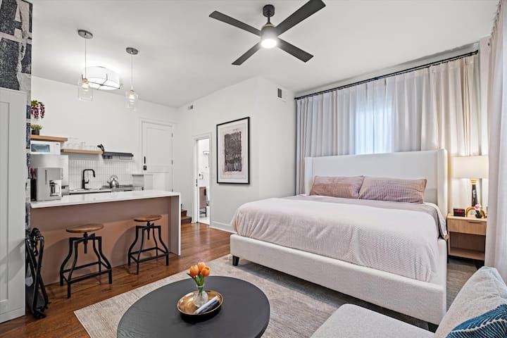 Modern Plaza Studio | King Bed + Rooftop Views - Kauffman Stadium