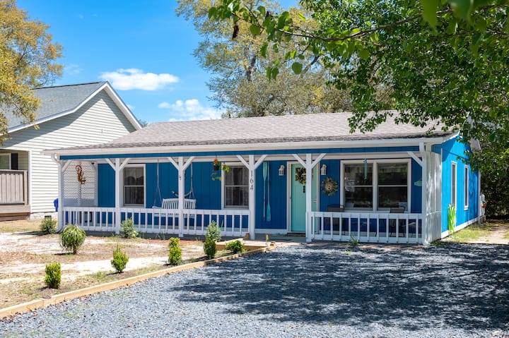 Blu-by-u: Welcoming Home With Firepit Tucked - Oak Island, NC
