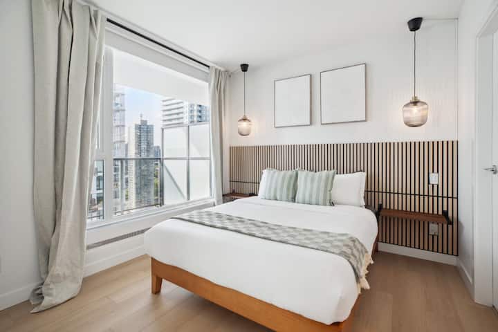 Skytrain/sleeps8ppl/cityviews/privatebalcony/queen - Surrey
