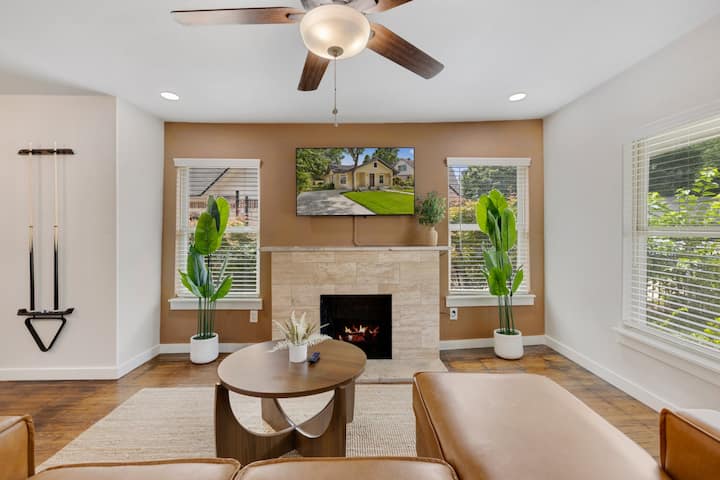 Stylish Retreat Close To Downtown | Pool Table - Dallas