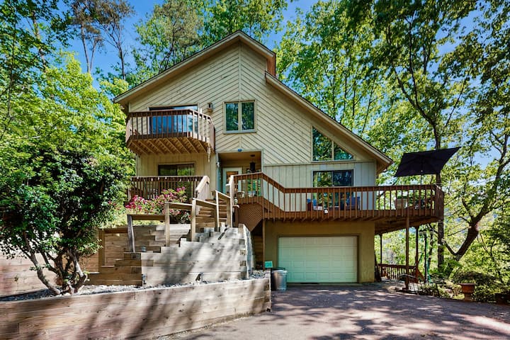 Yopp's Treehouse: Lake Lure Retreat With Wellness - Lake Lure, NC