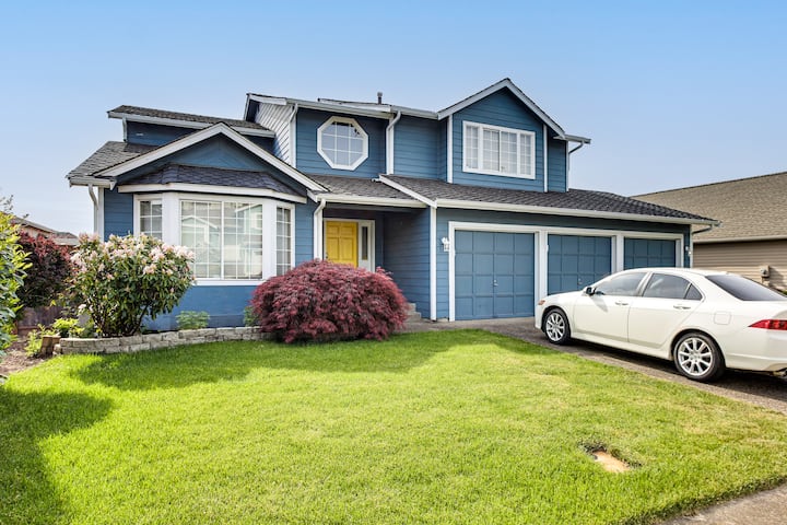 Home Theater & Large Backyard Deck: Tacoma Abode! - Federal Way, WA