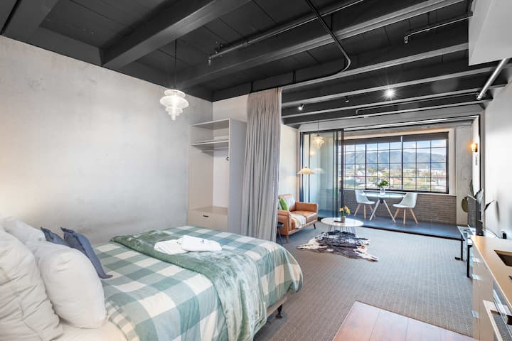 Cozy Studio - Private Balcony, Bath And Tub - Wellington