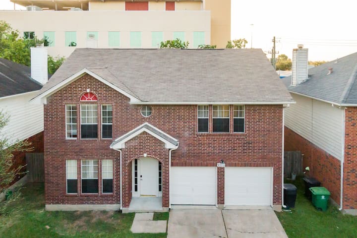 Pet-friendly 3br | Near First Colony Mall - Houston, TX