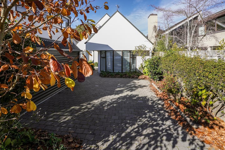 Stylish Fendalton Townhouse - Prime Location - Christchurch