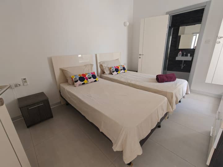 Ensuite Twin Room With Laundry In Pembroke - Pembroke, Malta