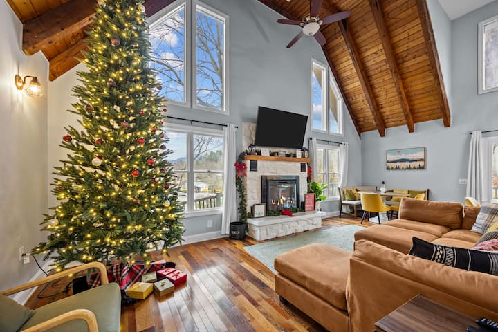 Cozy Family Getaway W/ Games, Hot Tub & Fire Pit - Bryson City, NC