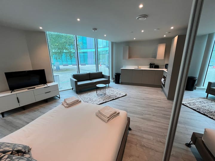 Cosy Studio With Private Entrance & Parking - ブラックネル