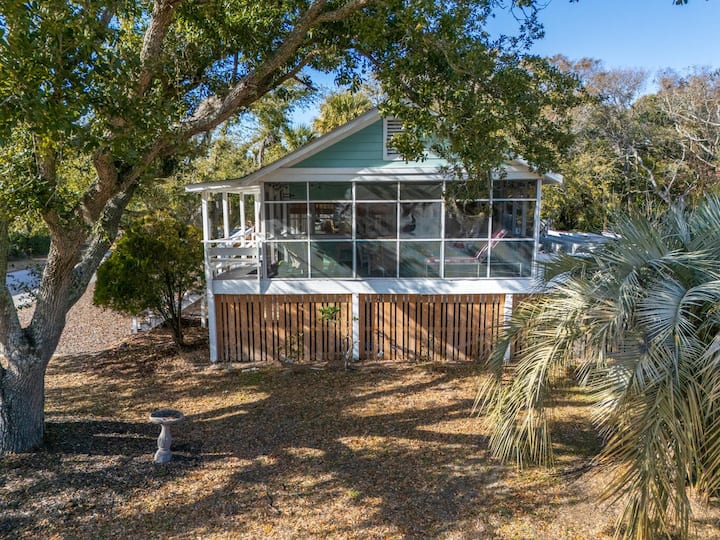 Classic Edisto Cottage W/ Large Screened In Porch - Edisto Beach, SC
